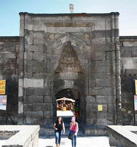 Hunat Hatun Medresesi - Ne Nerede